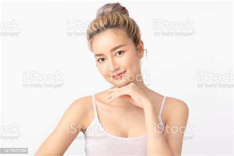 행복한 아름다운 젊은 아시아 여성 깨끗한 신선한 맨손 피부 개념 아시아 소녀 뷰티 얼굴 스킨 케어 및 건강 웰빙 얼굴 치료 완벽한 피부 자연 메이크업 흰색 배경에 고립되어