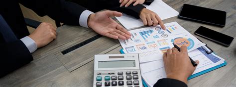 직장에서 책상에 비즈니스 회의 문서 그래프 차트 계산기 휴대 전화 및 태블릿 컴퓨터와 테이블에 인간의 손 가린 얼굴에 대한 스톡 사진 및 기타 이미지 Istock