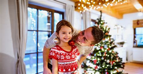 딸과 함께 크리스마스 시간을 보내는 젊은 아버지 크리스마스를 즐기는 가족 사진 Unsplash의 멀티 컬러 이미지
