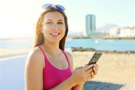 Schöne Trendige Mädchen Messaging Mit Smartphone Auf Stockfoto