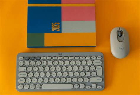 2025 2025 플래너 2025년 2025년 달력 계획 도구 계획하는 공부하다 그레이 기술 노란색 노란색 배경 달력 독창성 디지털 도구 로지텍