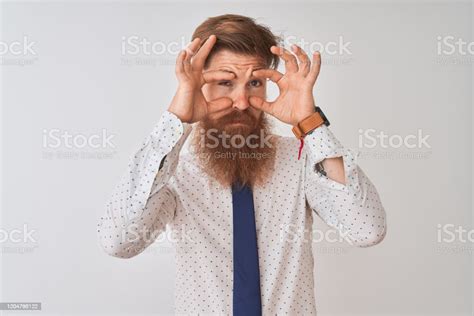 고립 된 흰색 배경 위에 서있는 젊은 빨간 머리 아일랜드어 사업가 손가락으로 눈을 열려고 졸린 아침 피로에 대한 피곤 개념에 대한 스톡 사진 및 기타 이미지 Istock