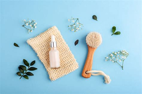 화장품 세럼 병 나무 건조 브러시 섬세한 꽃과 녹색 잎이 평평한 Lay 구성에 밝은 파란색 배경에 배열 개인 장식품에 대한 스톡 사진 및 기타 이미지 Istock