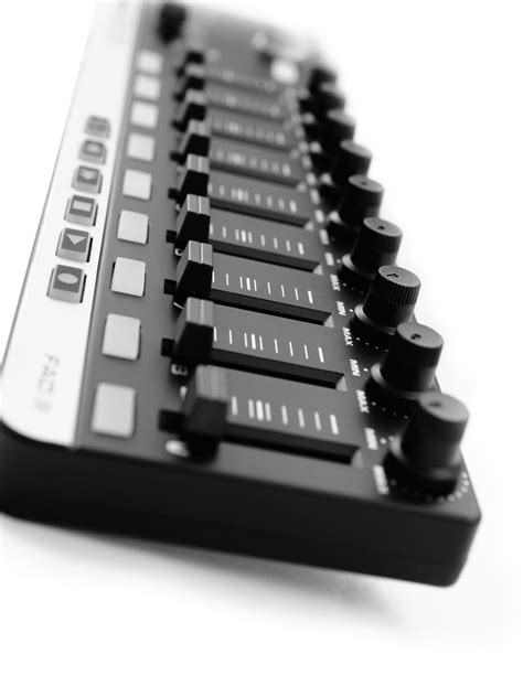 Steinigke Showtechnic Omnitronic Fad 9 Midi Controller Steinigke