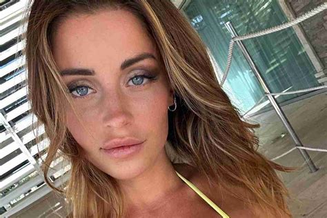 Elisa Mazzucchelli Décolleté Esplosivo E Mini Vestitino Fan In Delirio Allaguida