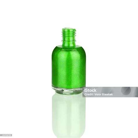 녹색 매니큐어 유리 병 및 흰색 배경에 거울 반사 고립 닫기 녹색 폐쇄 바니시 패키지 Amp 그림자 하나의 옻칠 상자 빛나는 에나멜 반짝이 젤 뷰티 화장품 액세서리 0명에