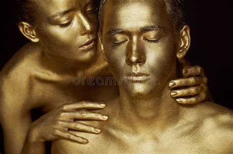 Девушка и парень предусматриванные в краске золота При мои закрытые глаза Положенная девушка