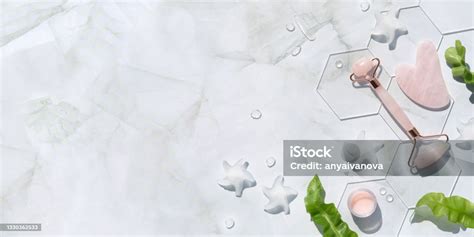 핑크 쿼트 스톤 페이스 롤러 크림 육각형 미용 안면 마사지 테라피를 위한 과샤 스톤 천연 화장품 실험실 손바닥 잎 그림자 텍스트 공간 오프 흰색 평면 누워 피부 관리에 대한