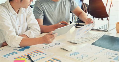 사무실 책상에서 만나는 스타트업 비즈니스 젊은 사업가와 상담하십시오 사진 Unsplash의 태국 이미지