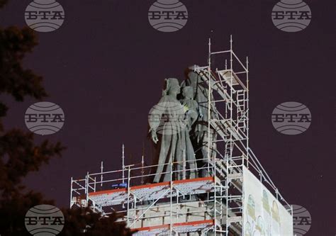 Част от фигура от Паметника на Съветската армия в София беше премахната Утро