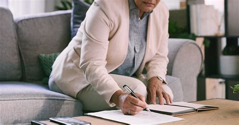 손 여자 자택에 소파에서 수첩에 필기 수첩 작성 계약서 작성 여성 사람 거실과 소파 프리랜서로 원격 근무 비즈니스 의제에 대한 일기 65 69세에 대한 스톡 사진 및 기타