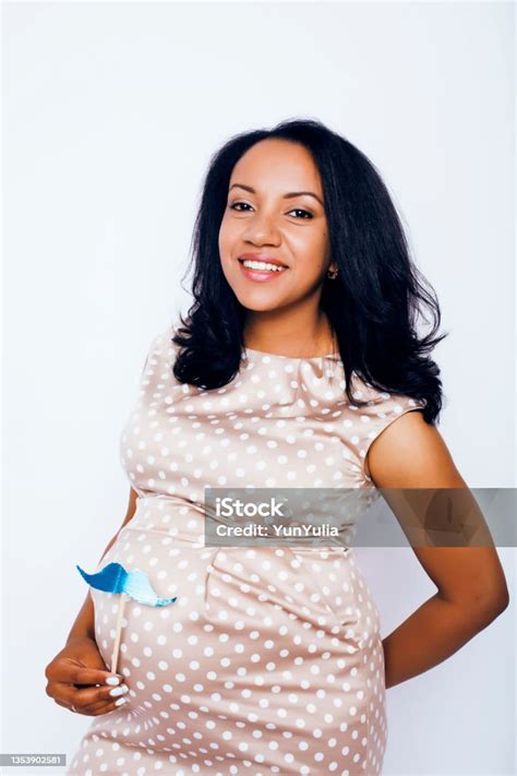 젊은 예쁜 아프리카 계 미국인 여성 임신 행복 미소 흰색 배경 고립 된 포즈 라이프 스타일 사람들 개념 미소에 대한 스톡 사진 및 기타 이미지 Istock