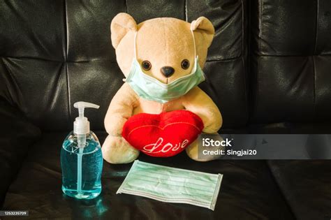 코로나바이러스를 방지하기 위해 마스크에 장난감 곰 테디 베어는 질병 바이러스 Sarscov2 코로나바이러스 질환 2019 검역