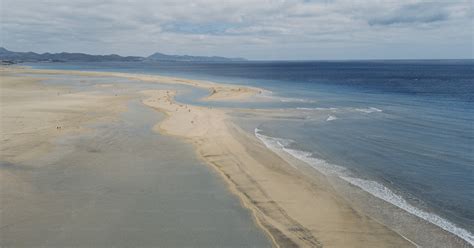 열대 해변 여름 여행지는 모래 해변과 푸른 하늘을 배경으로 투명한 바다 바다가 있는 아름다운 자연 풍경입니다 카리브해 명승지 사진 Unsplash의 해변 이미지