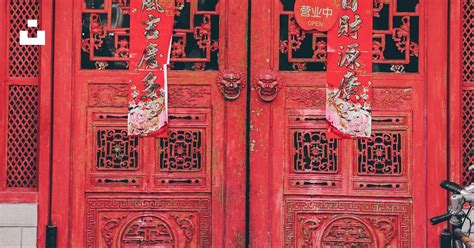 빨간 나무 문에 빨간 중국 등불 사진 Unsplash의 무료 상하이 이미지