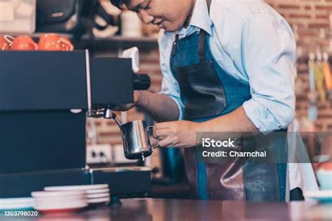 바리스타 만들기 카푸치노 바텐더는 커피숍에서 커피 음료를 준비합니다 가정의 방에 대한 스톡 사진 및 기타 이미지 가정의 방 경영자 고객 Istock