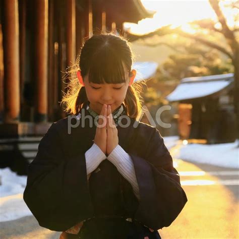 神社参り、神社参拝 C113014 No 28446369｜写真素材なら「写真ac」無料（フリー）ダウンロードok