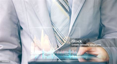 외환 거래 그래프 재무 데이터 투자 전략에 대한 금융 분석 주식 시장 지표 대시 보드 가상 화면에서 재무 데이터 및 차트를 분석하는 사업가 개념에 대한 스톡 사진 및 기타