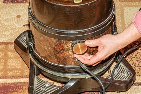 물 필터와 진공 청소기로 카펫을 청소하는 과정 한 여성의 손이 진공 청소기에서 공기를 불기 위한 구멍을 엽니다 가사 집안일에 대한 스톡 사진 및 기타 이미지 Istock