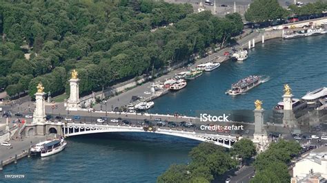 퐁 알렉산더 Iii에서 교통의 공중 촬영 퐁 알렉산드르 Iii는 샹젤리제와 앵발리드 타워 에펠탑을 연결하는 데크 아치 다리입니다