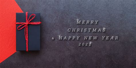 블랙 기프트 박스넥타이 레드 로프와 빨간색과 회색 배경에 메리 크리스마스 새해 복 많은 새해 2022라는 문구가 있습니다 상단
