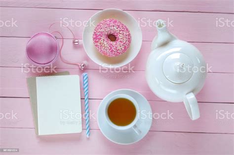 아침 차 플랫 하다 차 흰색 주전자 핑크 도넛 흰색 컵 핑크 나무에 분홍색 헤드폰 배경 널빤지 분홍색과 흰색 파스텔 색상에 아침 차입니다 상위 뷰 0명에 대한 스톡 사진 및