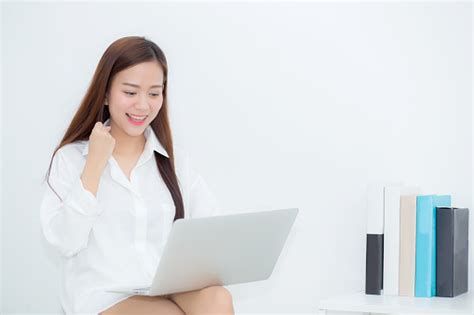 노트북 작업을 사용 하 여 가정 소녀와 노트북 쇼핑 온라인 통신 개념에서 자에 성공을 초상화 행복 한 젊은 아시아 여자의 아름