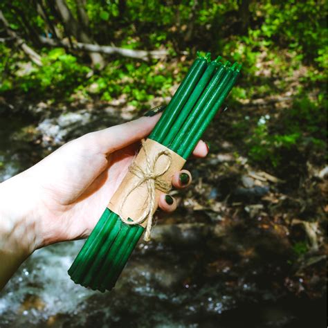 Купить Зеленые тонкие свечи восковые по цене 24 ₽ в интернет магазине Черная свеча