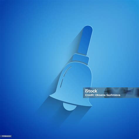 파란색 배경에 분리 된 종이 컷 벨 아이콘을 잘라 알람 기호 서비스 벨 핸드 벨 기호 알림 기호입니다 종이 아트 스타일입니다 벡터 일러스트레이션 기민에 대한 스톡 벡터 아트