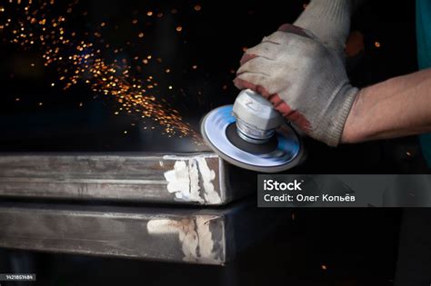 금속 가공 손에 그라인더 작업자는 도구를 보유하고 있습니다 강철 구조물의 창조 그라인더 산업 장비에 대한 스톡 사진 및 기타 이미지 그라인더 산업 장비 전기톱 톱