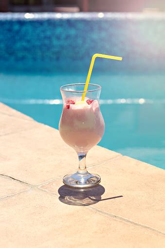 수영장의 배경에 여름 칵테일 피나 콜라 다 밀크 칵테일 베리 칵테일 각얼음에 대한 스톡 사진 및 기타 이미지 각얼음 과일 관광 리조트 Istock
