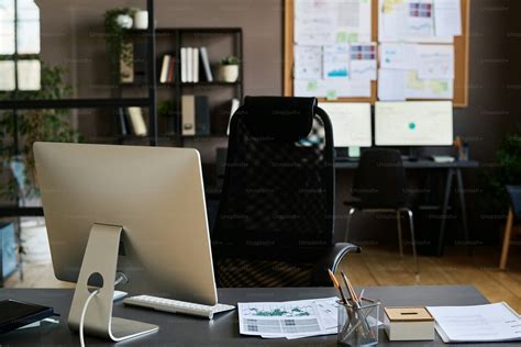 현대 사무실의 책상에 컴퓨터 모니터와 문서가 있는 관리자의 작업 공간 이미지 사진 Unsplash의 책상 이미지