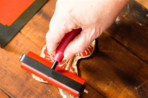 손으로 조각 Linocut 인쇄 만드는 성숙한 여자의 근접 촬영 50 59세에 대한 스톡 사진 및 기타 이미지 50 59세 고무 공예 Istock