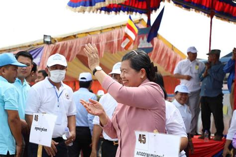 លោកស្រីកិត្តិសង្គហបណ្ឌិត ម៉ែន សំអន អញ្ជើញបើកព្រឹត្តិការណ៍អុំទូកនៅខេត្តស្វាយរៀង សារព័ត៌មាន នគរវត្ត