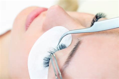 속눈썹 연장 절차 긴 속눈썹을 가진 여자 눈 닫습니다 핀셋 사용 긴에 대한 스톡 사진 및 기타 이미지 긴 눈 신체 부분