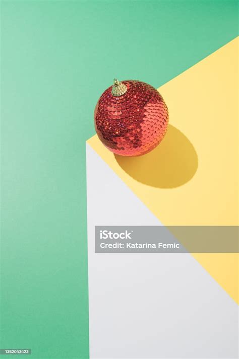 흰색 노란색 과 민트 녹색 배경에 빨간색 크리스마스 Bauble 빈티지 최소한의 기하학적 개념 창조적 인 중력 배열 새해 파티 구성 0명에 대한 스톡 사진 및 기타 이미지
