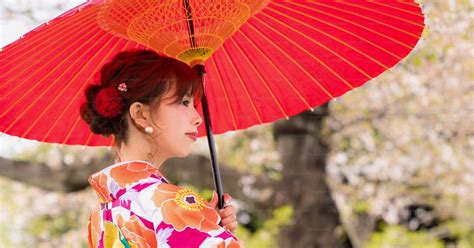 기모노일본 전통 의상를 입은 어린 아시아 소녀 사진 Unsplash의 유행 이미지