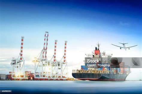물류 및 운송 컨테이너 화물선 및 조선소 배경 물류에서 일 하는 크레인 다리와 화물 비행기의 수출 배경 가져오기 및 수송 산업