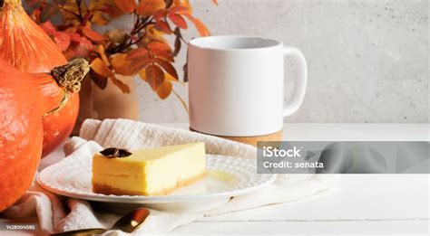 하얀 접시에 호박 파이 조각 호박이 든 차 또는 커피 한 잔 다채로운 잎 공간을 복사합니다 10월에 대한 스톡 사진 및 기타 이미지 Istock