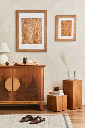 세련된 복고풍 컴모드 모의 포스터 프레임 및 액세서리와 중립 거실의 인테리어 디자인 템플렛 공간을 복사합니다 재팬디에 대한 스톡 사진 및 기타 이미지 Istock