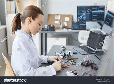 3 775 Smiling Female Lab Technician Images Stock Photos Vectors Shutterstock