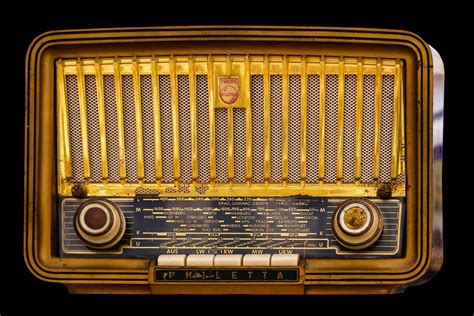 Da Distração à Revolução O Despertar De Uma Nova Rádio Fcshlisboa