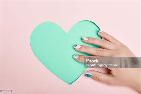 손 화장품 손톱 색칠 및 관리 전문 매니큐어 및 케어 제품 유색 종이 배경에 누워 있는 손 개념에 대한 스톡 사진 및 기타 이미지 Istock