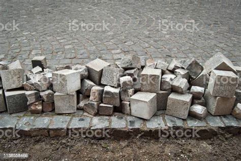 도시에서 거리를 포장 오래 된 포장 타일의 교체 수리 체르니우치 우크라이나 유럽 3 월 2019 거리에 대한 스톡 사진 및 기타 이미지 Istock