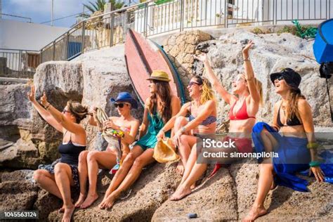 함께 웃 고 친절 하 고 아름 다운 친구의 그룹 우정 여름 여가 시간 해변 근처 야외에서 재미 Swuimsuits 숙 녀 즐겼다는 날씨와 태양 단체에 대한 스톡 사진 및