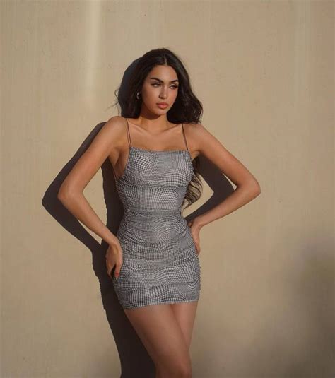 Dayna Roman Hot Instagram Model Biography Age Height Net Worth