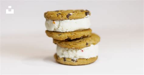 세 개의 쿠키와 아이스크림 샌드위치가 겹겹이 쌓여 있습니다 사진 Unsplash의 무료 디저트 이미지