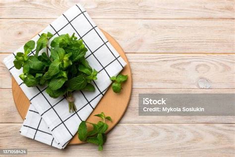 도마 테이블에 신선한 민트 상단 보기 텍스트를 위한 플랫 평지 공간 건강관리와 의술에 대한 스톡 사진 및 기타 이미지 건강관리와 의술 건강한 생활방식 검은색 Istock