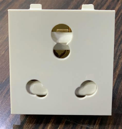 240volts White 6 16 Universal Socket With Shutter 240 At 68 Piece In New Delhi