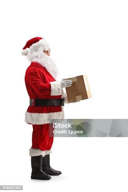골판지 상자 패키지를 배달하는 산타클로스의 전체 길이 프로필 사진 12월에 대한 스톡 사진 및 기타 이미지 12월 65 69세 계절 Istock